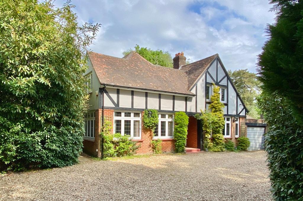 Sandy Lane, St . Ives BH24 2LG 4 bed detached house for sale - £850,000