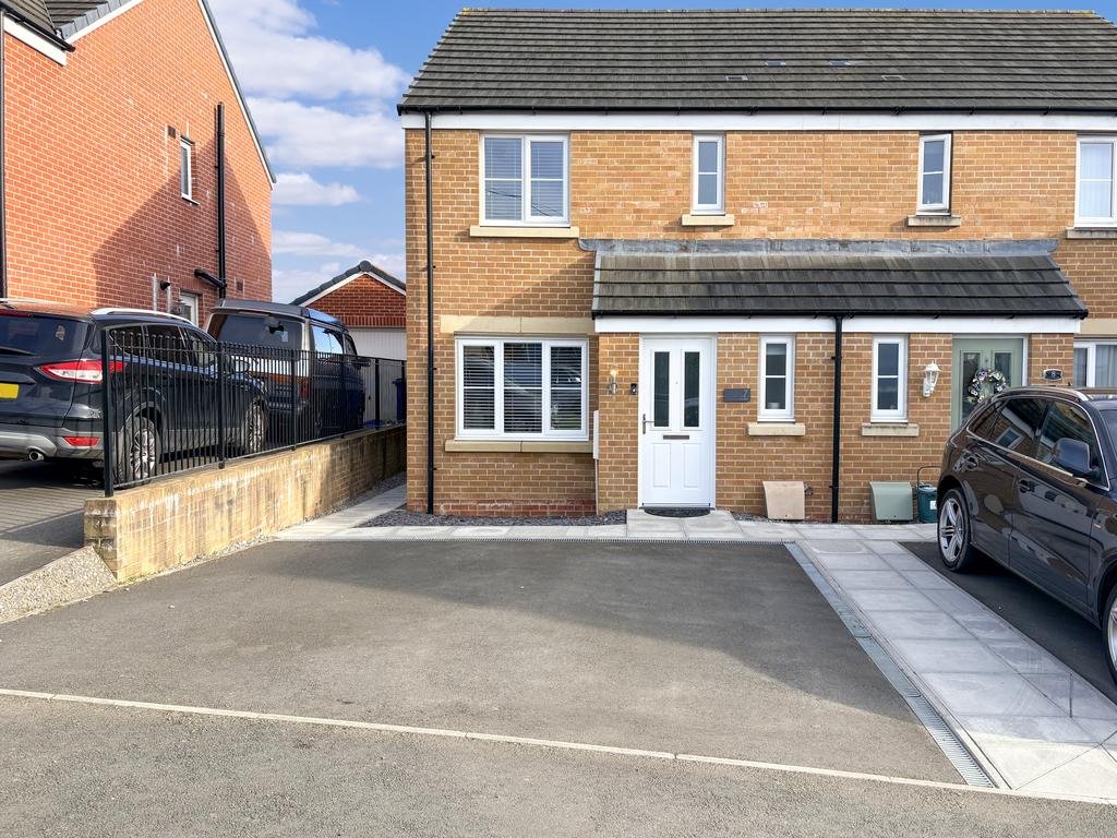 Clos Y Chwarel, Llanelli SA14 3 bed semi-detached house for sale - £210,000