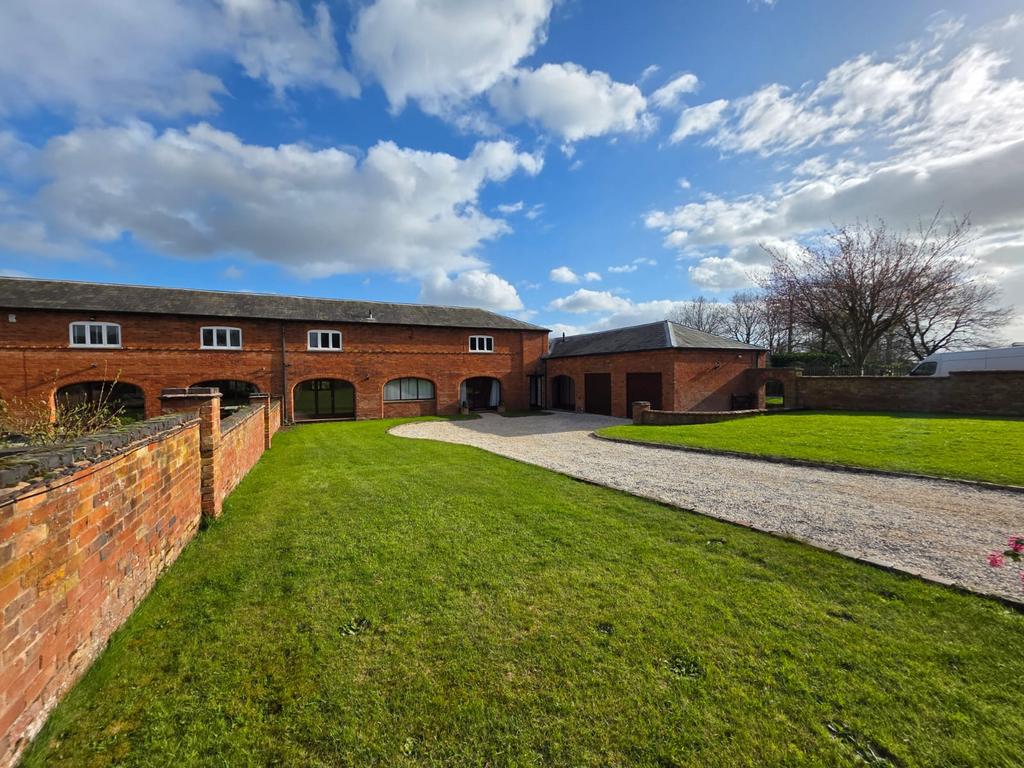Tixall Court, Tixall, Stafford, ST18 0XN 5 bed barn conversion - £2,350 ...
