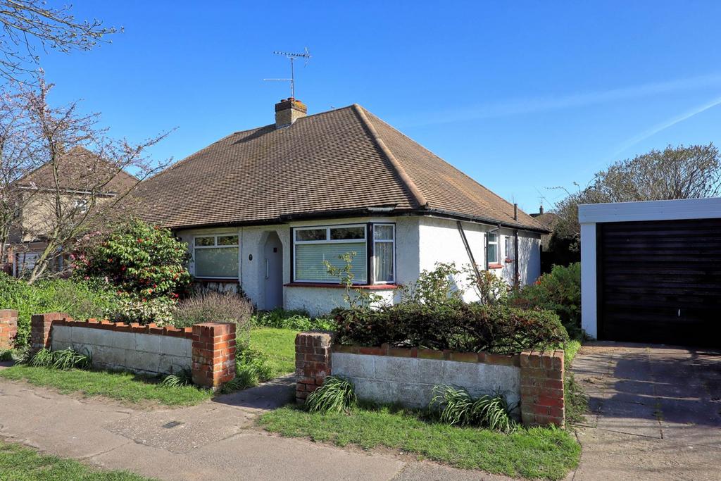 Snakes Lane, Southend On Sea 3 bed semi-detached house for sale - £300,000