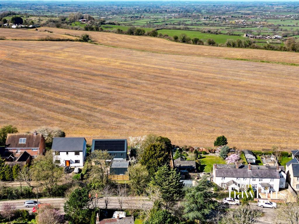 The Green, Lyneham SN15 4 4 bed property with land for sale - £175,000
