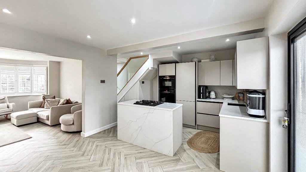 South Croydon CR2 3 bed semi-detached house to rent - £2,600 pcm (£600 pw)