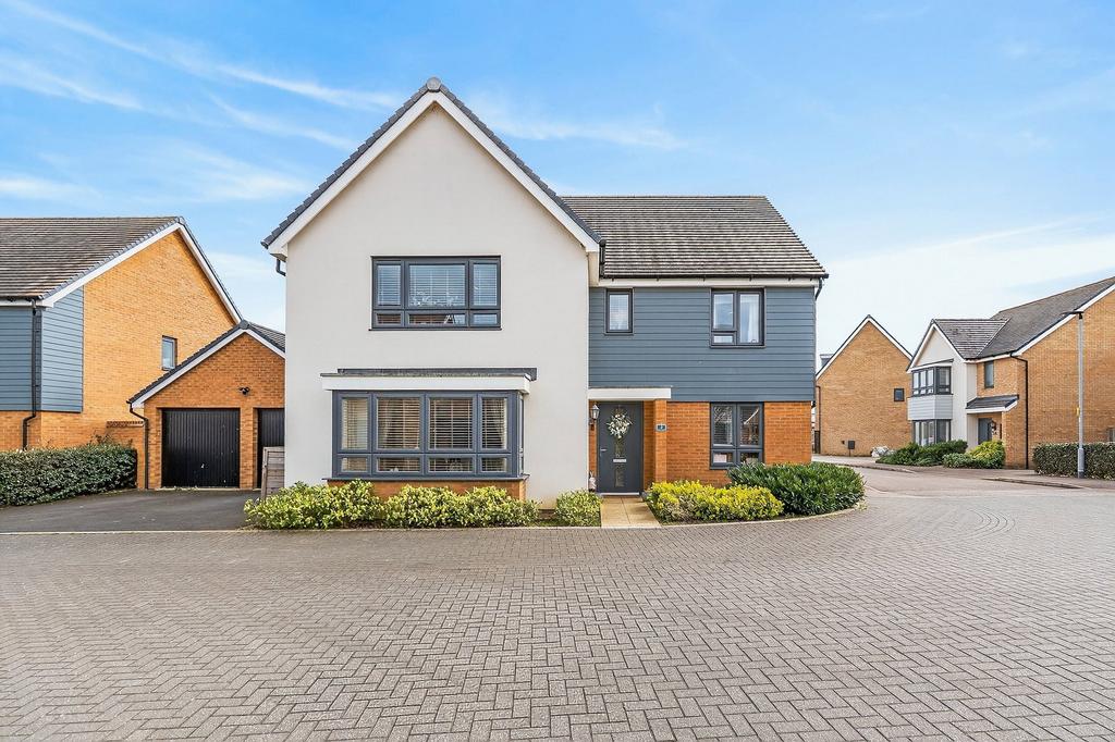Lomax Gardens, Wootton 5 bed detached house - £675,000