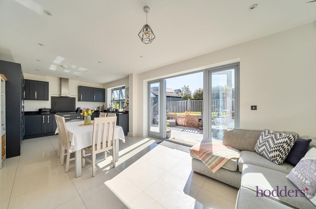Spinney Hill, Addlestone, Surrey, KT15 3 bed semi-detached house for ...