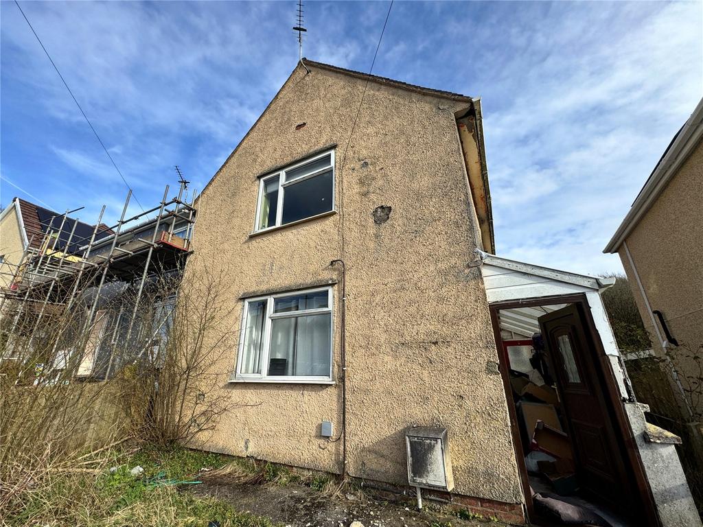 Derwydd Avenue, Ammanford SA18 2 bed semi-detached house - £50,000