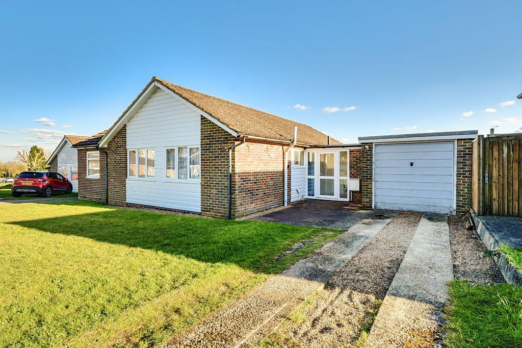 Elmleigh, Midhurst, GU29 3 bed detached bungalow for sale - £500,000