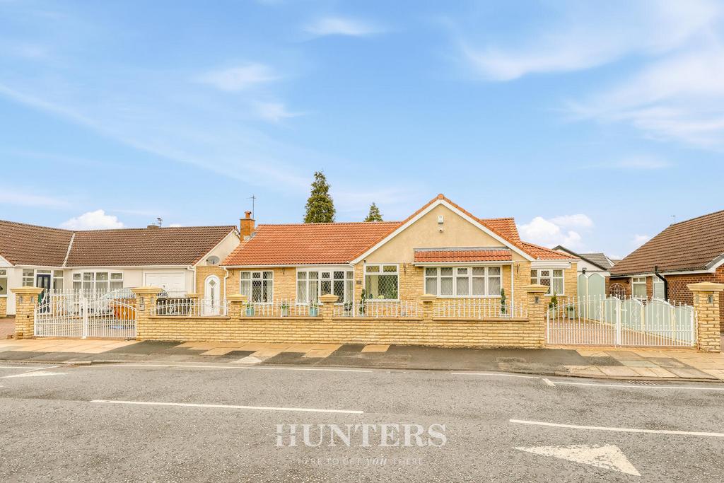 Evesham Road, Alkrington, Manchester... 3 bed detached bungalow for ...