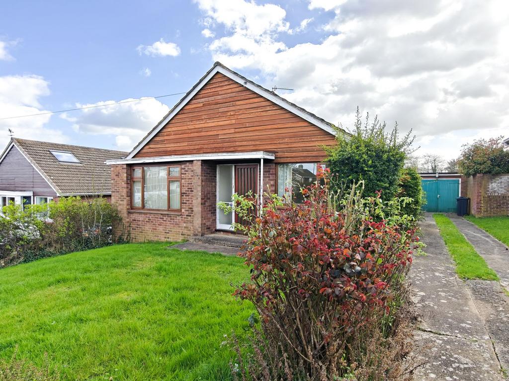 Cedar Avenue, Malvern WR14 3 bed detached bungalow for sale - £180,000