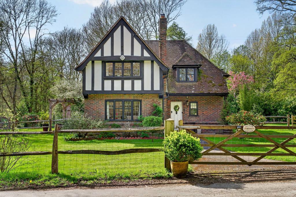 Holtye Road, Hammerwood RH19 3 bed detached house for sale - £985,000