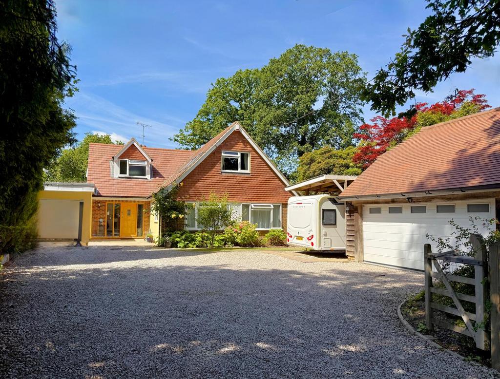 Mead Lane, Storrington, RH20 5 bed detached house for sale - £899,950
