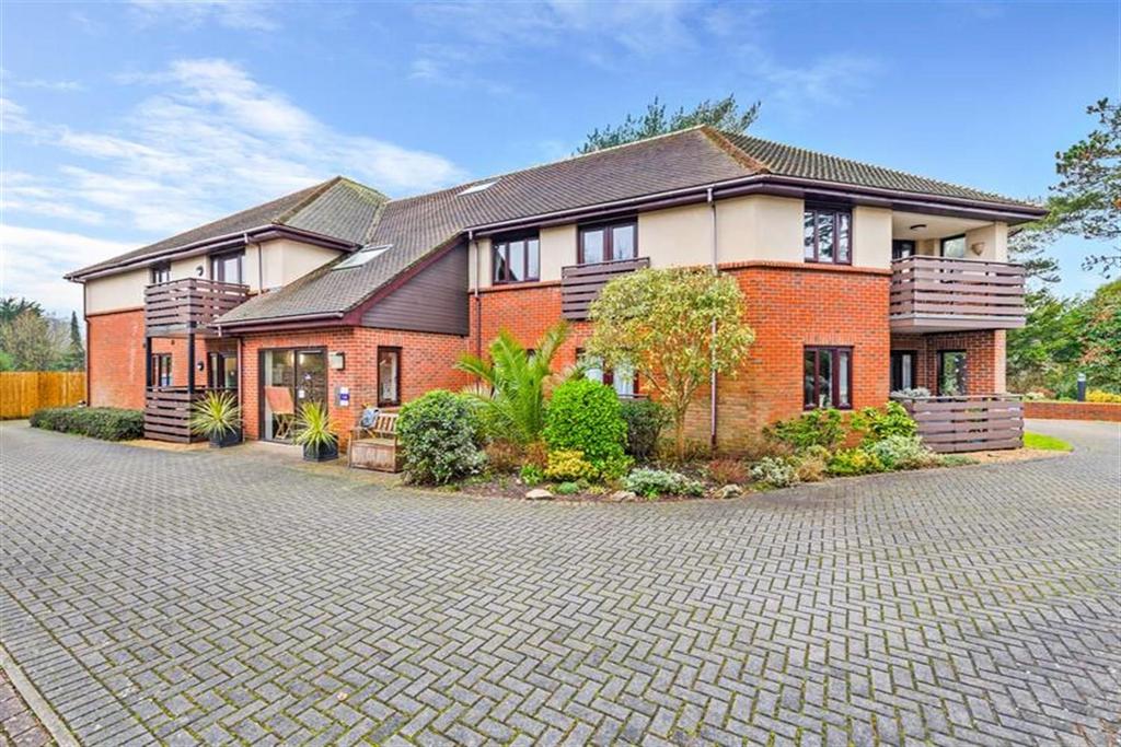 Washington Road, Storrington, RH20 2 bed flat for sale - £230,000