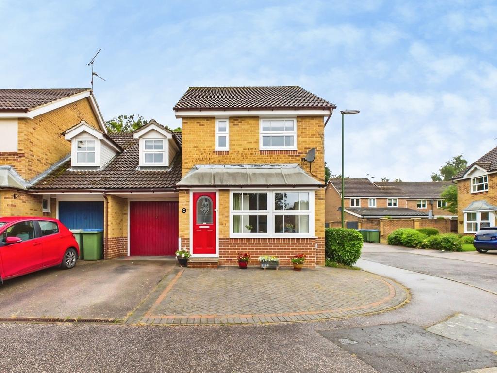 Earles Meadow, Horsham RH12 3 bed semi-detached house for sale - £450,000