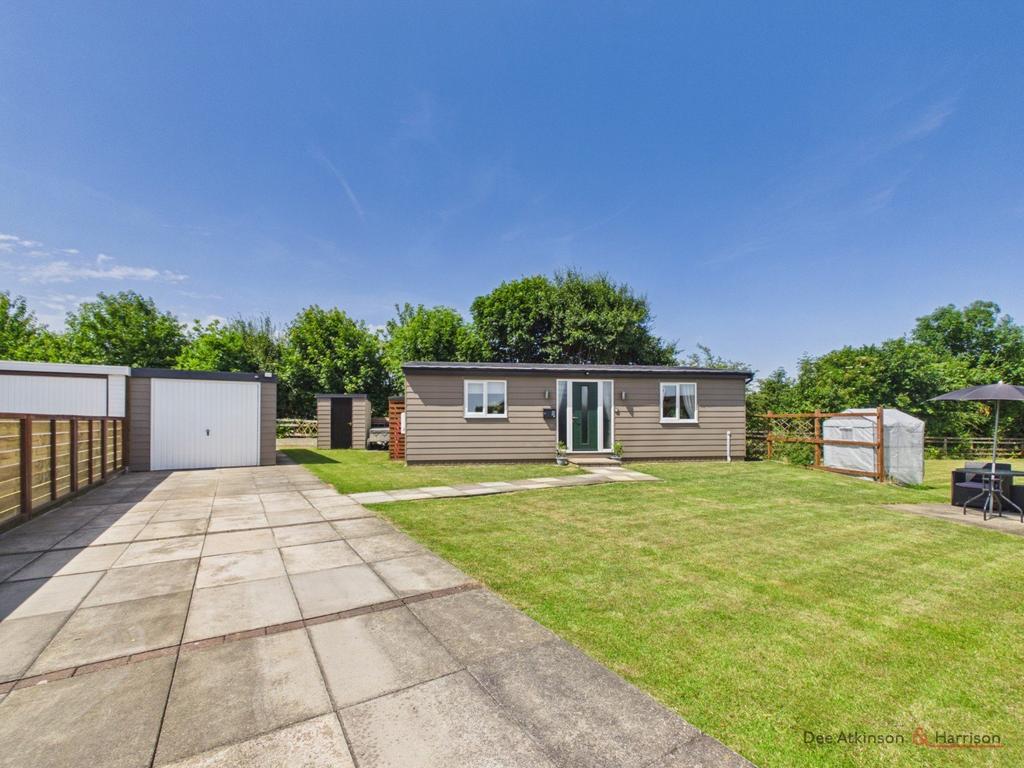 Bridlington Road, Nafferton, YO25 4LG 2 bed detached bungalow for sale ...