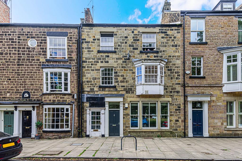 Regent Parade, Harrogate, HG1 3 bed apartment to rent - £2,575 pcm (£ ...