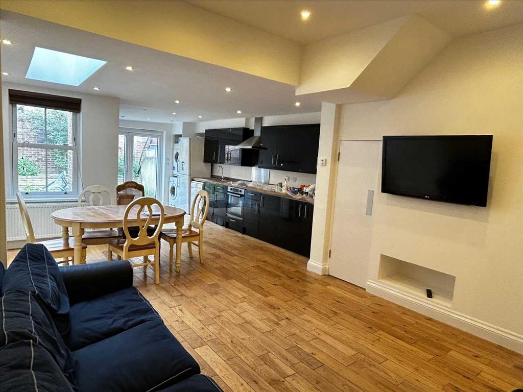 Claybrook Road, Fulham 4 bed terraced house to rent - £3,600 pcm (£831 pw)