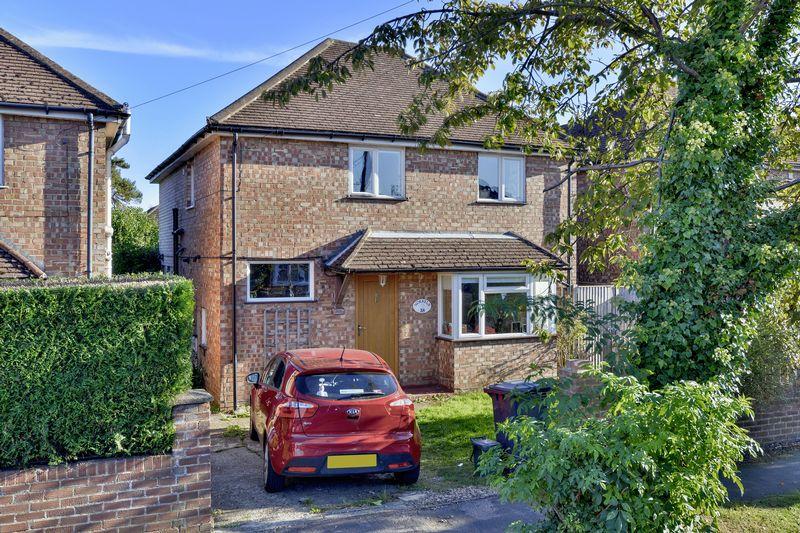 Warren Road, Surrey GU7 3 bed detached house - £1,850 pcm (£427 pw)