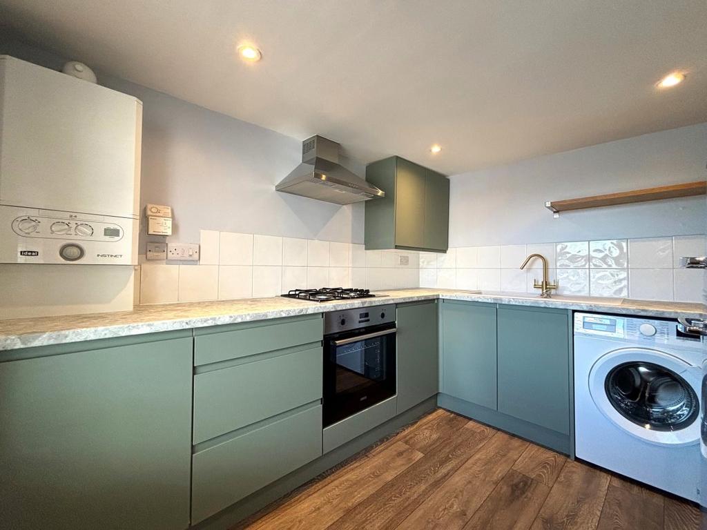 High Street, Rusthall 1 bed flat - £995 pcm (£230 pw)