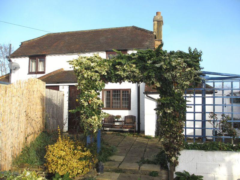 Farncombe Street, Godalming GU7 2 bed semi-detached house to rent - £ ...