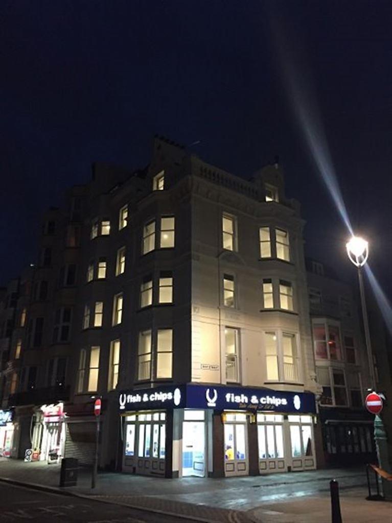 Kings Road, Brighton BN1 1NA 2 bed flat - £1,100 pcm (£254 pw)