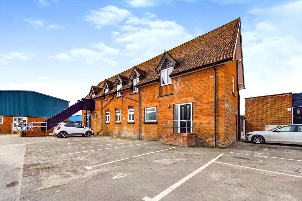 Beenham Grange, Beenham Lane... 2 bed apartment - £1,000 pcm (£231 pw)