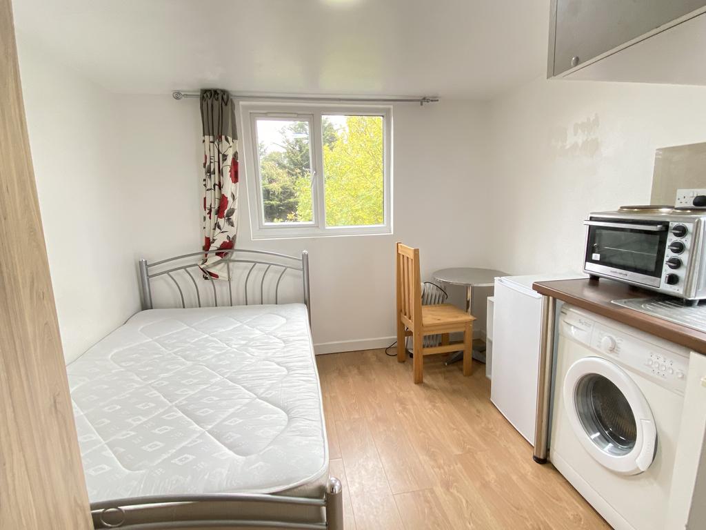 Chapter Road, Willesden, London NW2 Studio - £950 pcm (£219 pw)