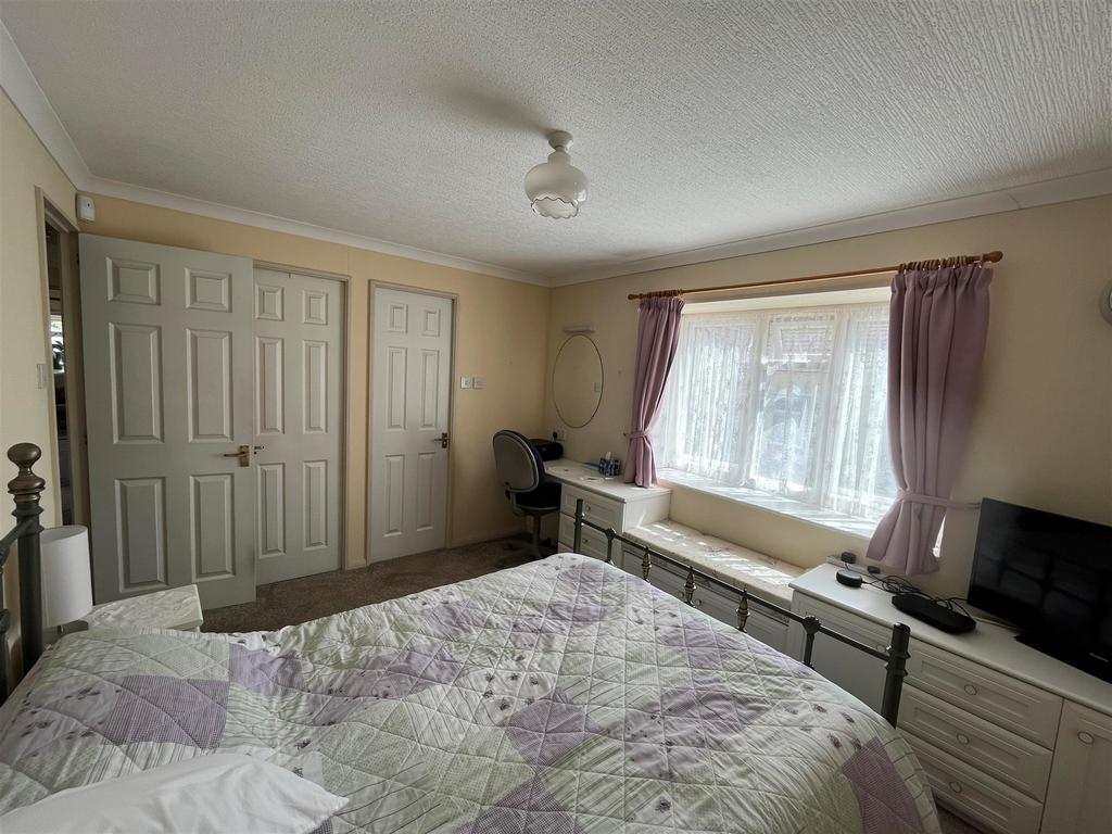 London Road, West Kingsdown... 2 bed park home - £145,000