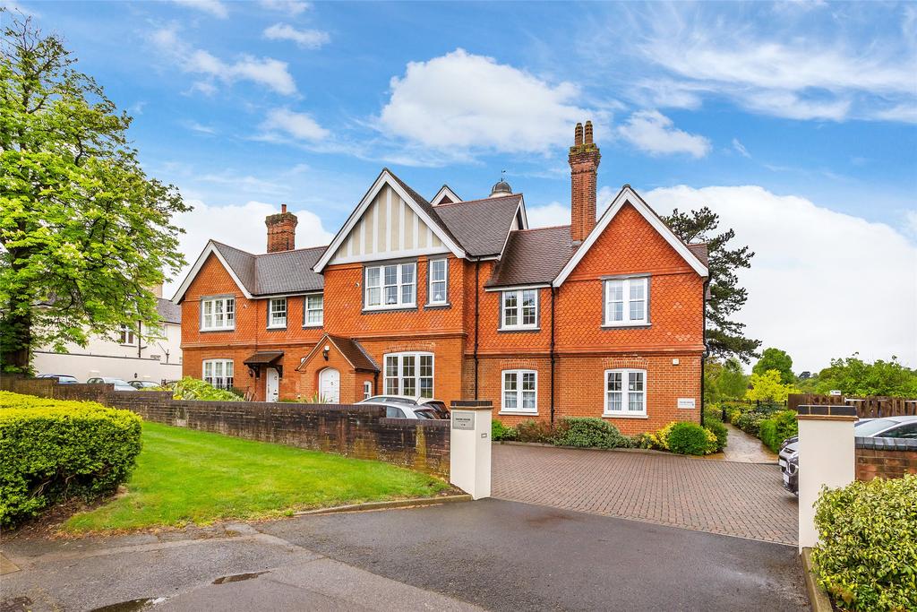 Mayne House, 2 East Hill Road, Oxted... 3 bed flat - £2,750 pcm (£635 pw)
