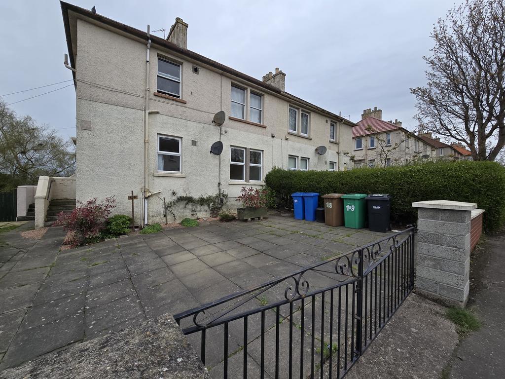 Overton Road, Kirkcaldy KY1 2 bed ground floor flat - £700 pcm (£162 pw)