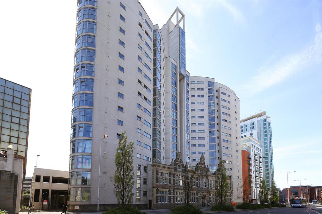Altolusso, City Centre 3 bed flat - £2,400 pcm (£554 pw)