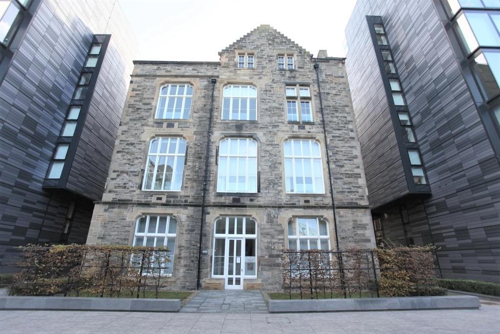 Simpson Loan, Quartermile, Edinburgh... 2 bed flat - £2,225 pcm (£513 pw)