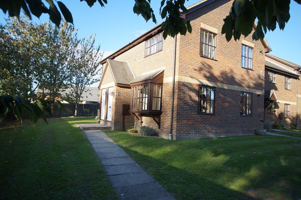 Oak Tree Way, Horsham 2 bed maisonette - £1,300 pcm (£300 pw)