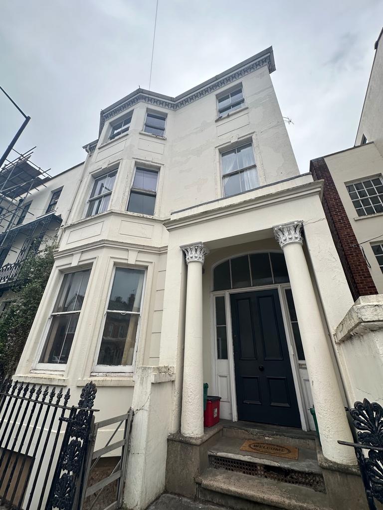 Flat 3, Dale Street, CV32 5HH 2 bed flat - £950 pcm (£219 pw)