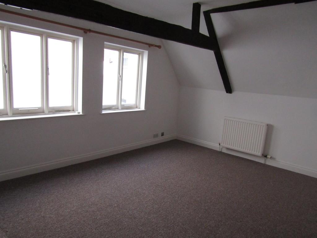 North Row, Warminster 1 bed apartment - £695 pcm (£160 pw)