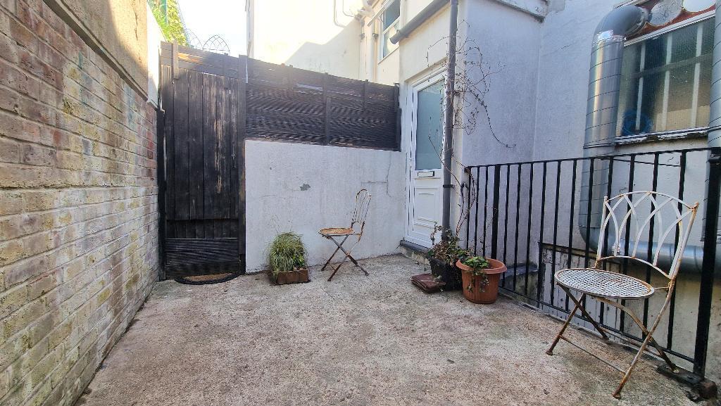 George Street, Brighton, BN2 1RH 1 bed apartment - £950 pcm (£219 pw)