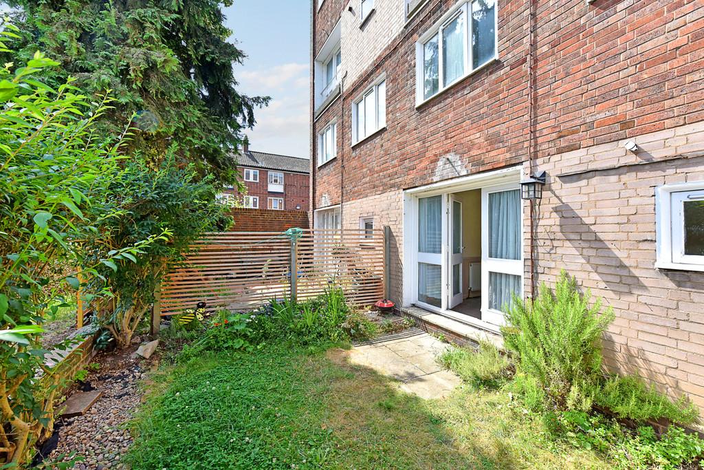 Parkside Estate, Hackney. E9 3 bed flat - £1,900 pcm (£438 pw)