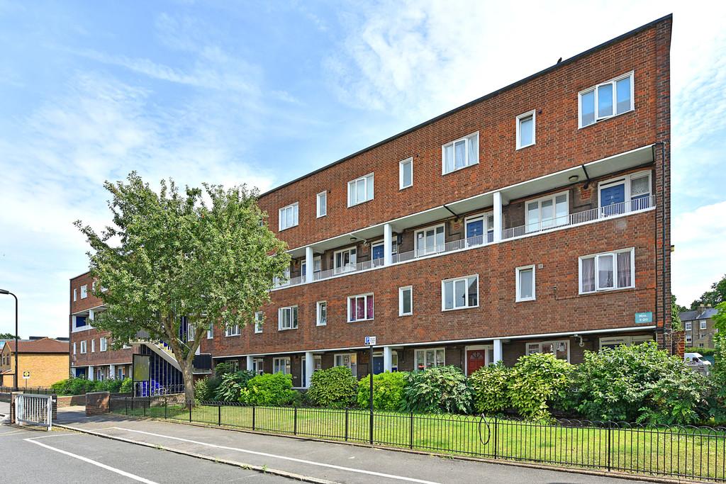 Parkside Estate, Hackney E9 3 bed flat - £2,400 pcm (£554 pw)