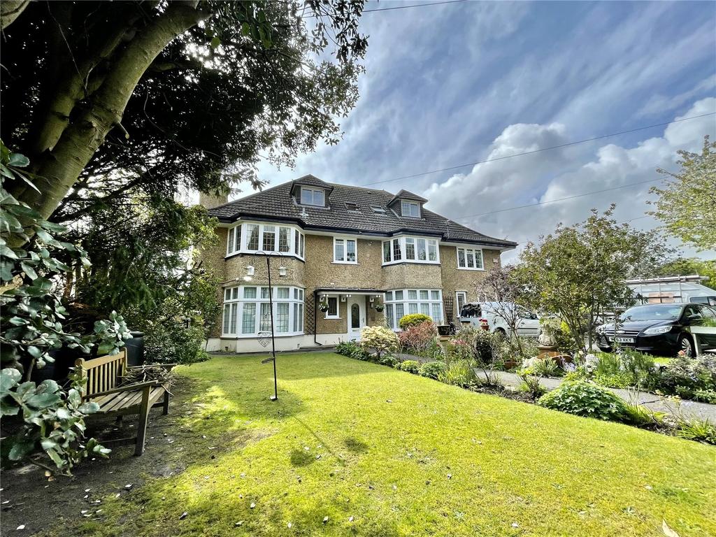 Browning Avenue, Boscombe Manor... 2 bed apartment to rent - £1,150 pcm ...