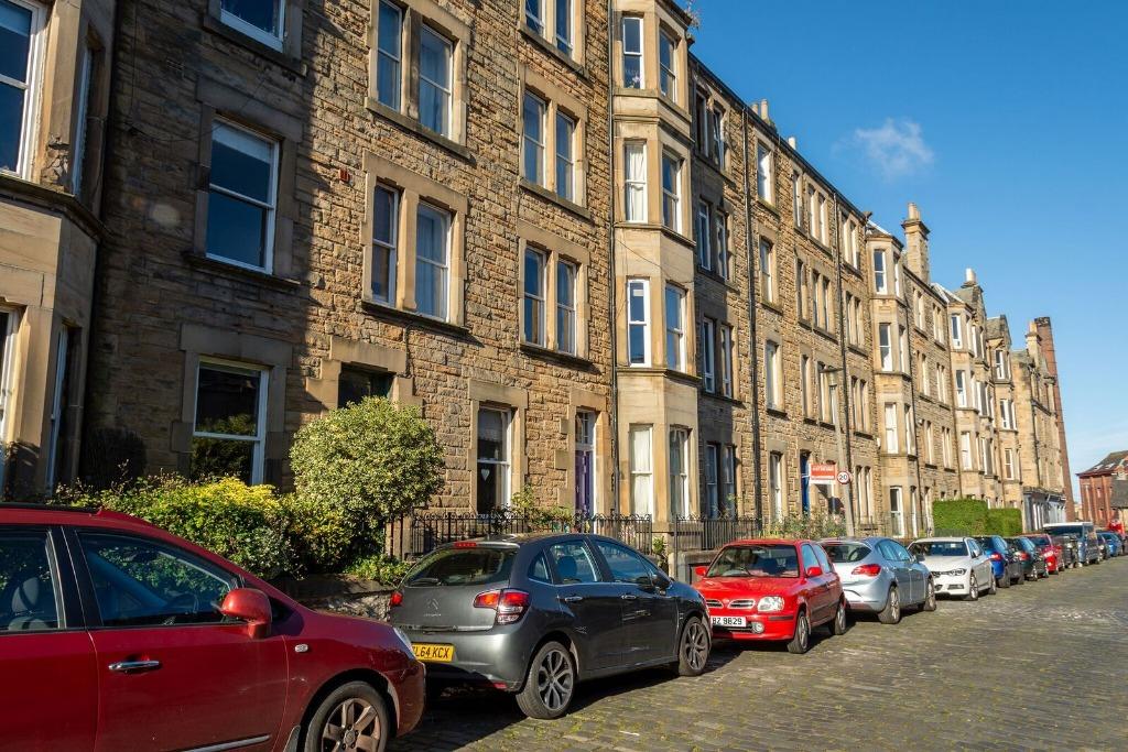 Merchiston Grove, Shandon, Edinburgh... 2 bed flat - £1,375 pcm (£317 pw)
