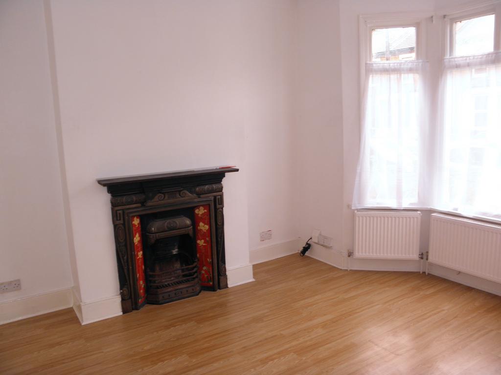 Engleheart Road, Catford, SE6 3 bed house - £2,400 pcm (£554 pw)