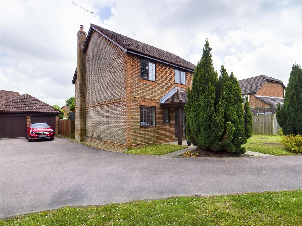 Saxon Road, Worth RH10 4 bed detached house to rent - £2,350 pcm (£542 pw)
