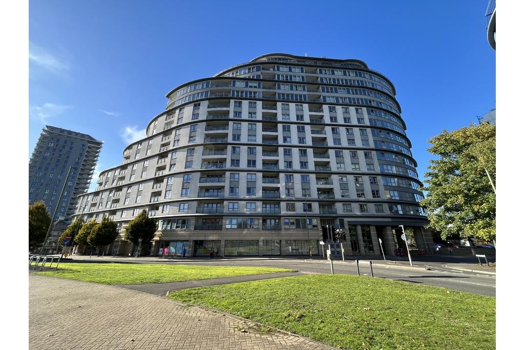 Centrium, Woking GU22 2 bed flat - £1,575 pcm (£363 pw)