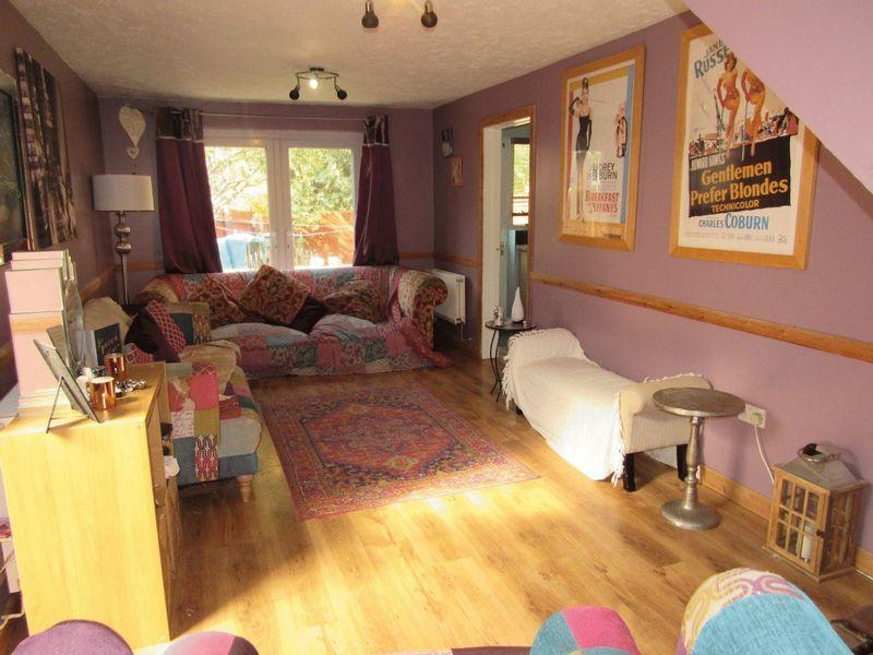 Heol Collen Parc Y Gwenfo Cardiff CF5 5TY 3 bed detached house - £235,000