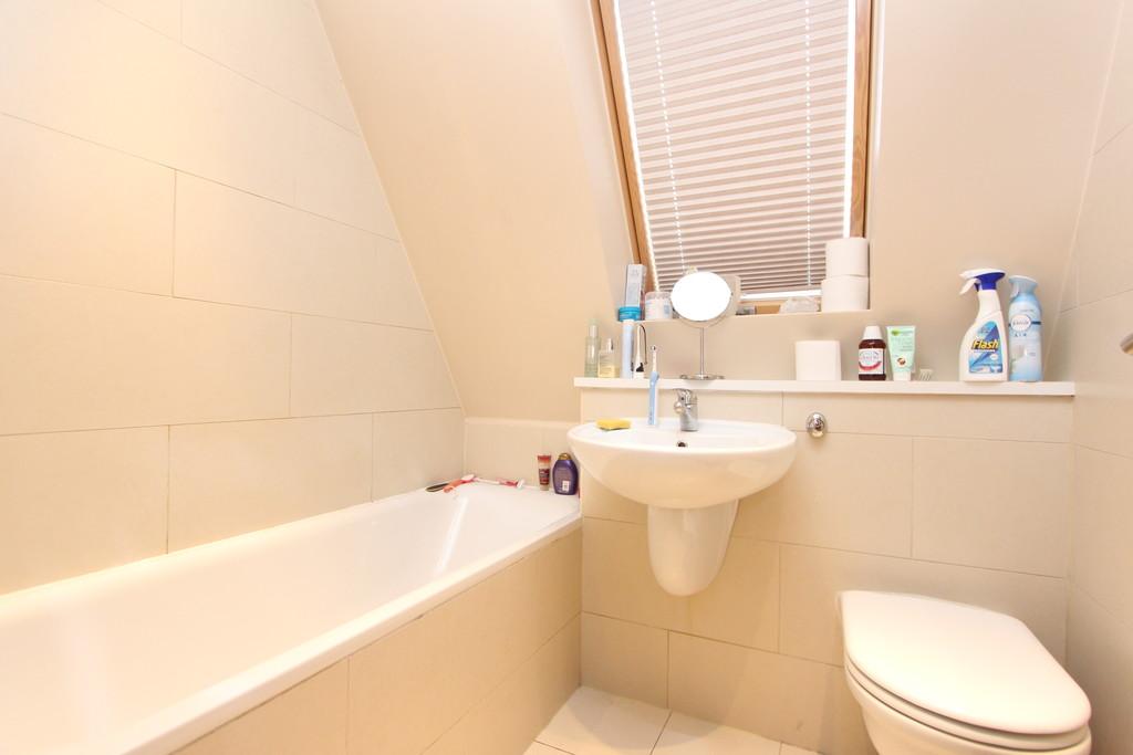 Rayners Lane, Pinner 1 bed apartment - £1,200 pcm (£277 pw)