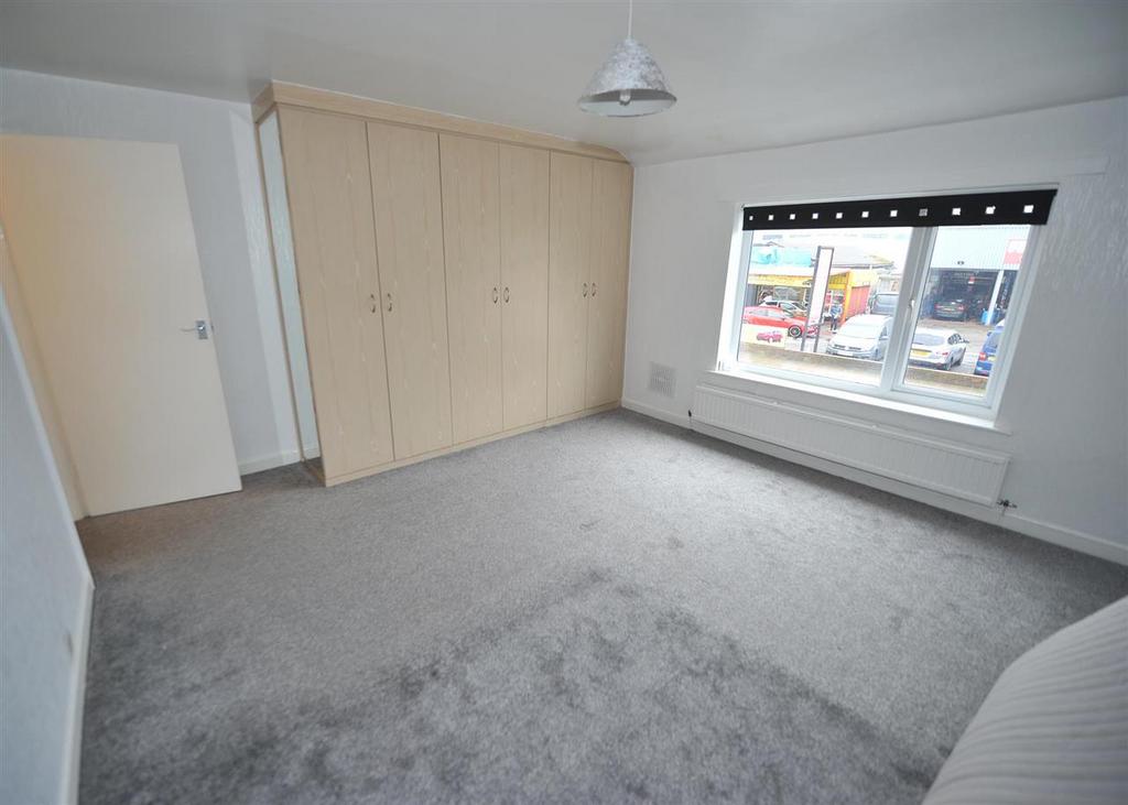 102A Liverpool Road, Cadishead M44 5AN 2 bed flat - £850 pcm (£196 pw)