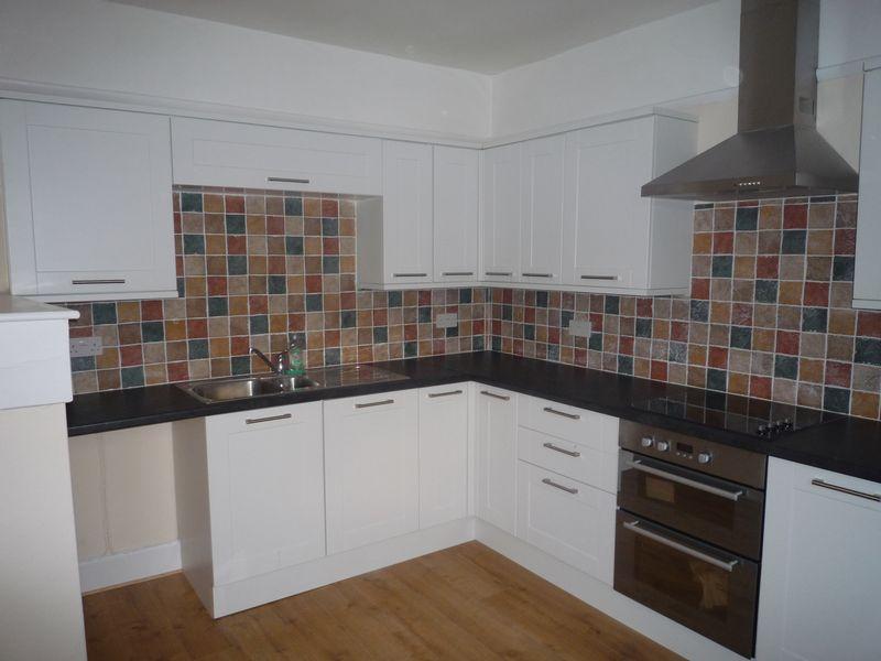 High Street, Lymington 2 bed apartment to rent - £1,050 pcm (£242 pw)