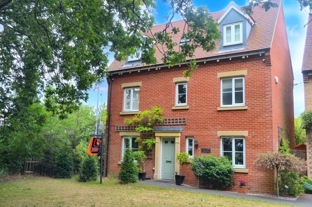Cater Walk, Colchester, Essex, CO4 4 bed detached house - £1,600 pcm (£ ...