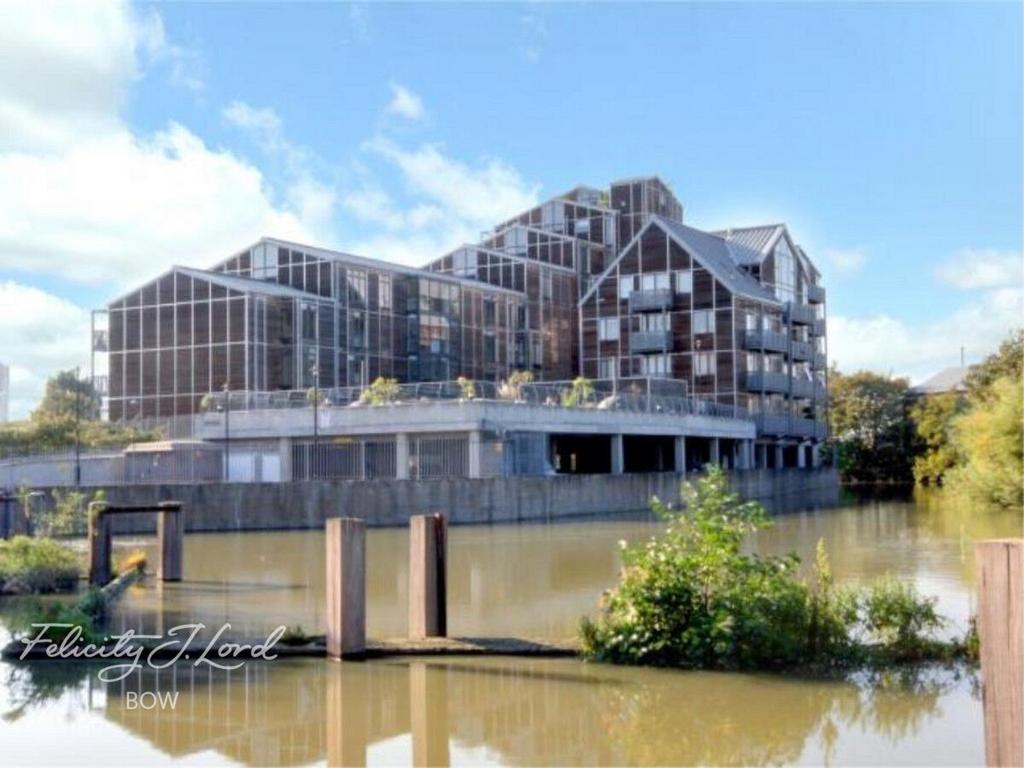 Three Mill Lane, London 2 bed flat - £2,250 pcm (£519 pw)