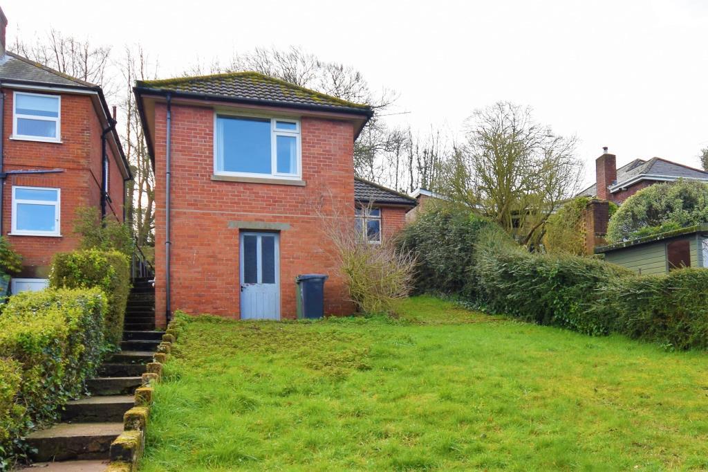 32 Castle Hill, Newport, Isle of Wight 2 bed detached house - £170,000
