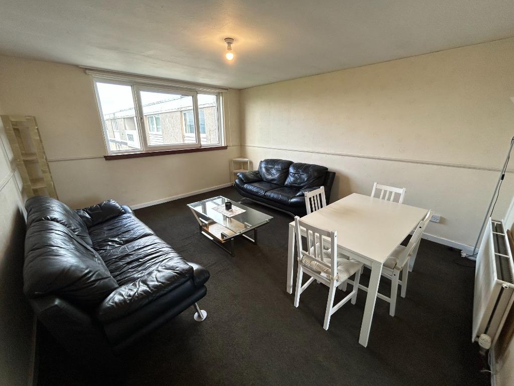 Calder View, Calder, Edinburgh, EH11 3 bed flat - £1,295 pcm (£299 pw)