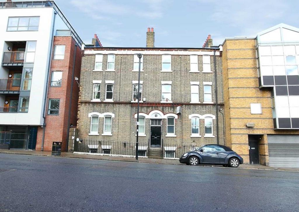 Market Road, Islington N7 2 bed flat - £1,900 pcm (£438 pw)
